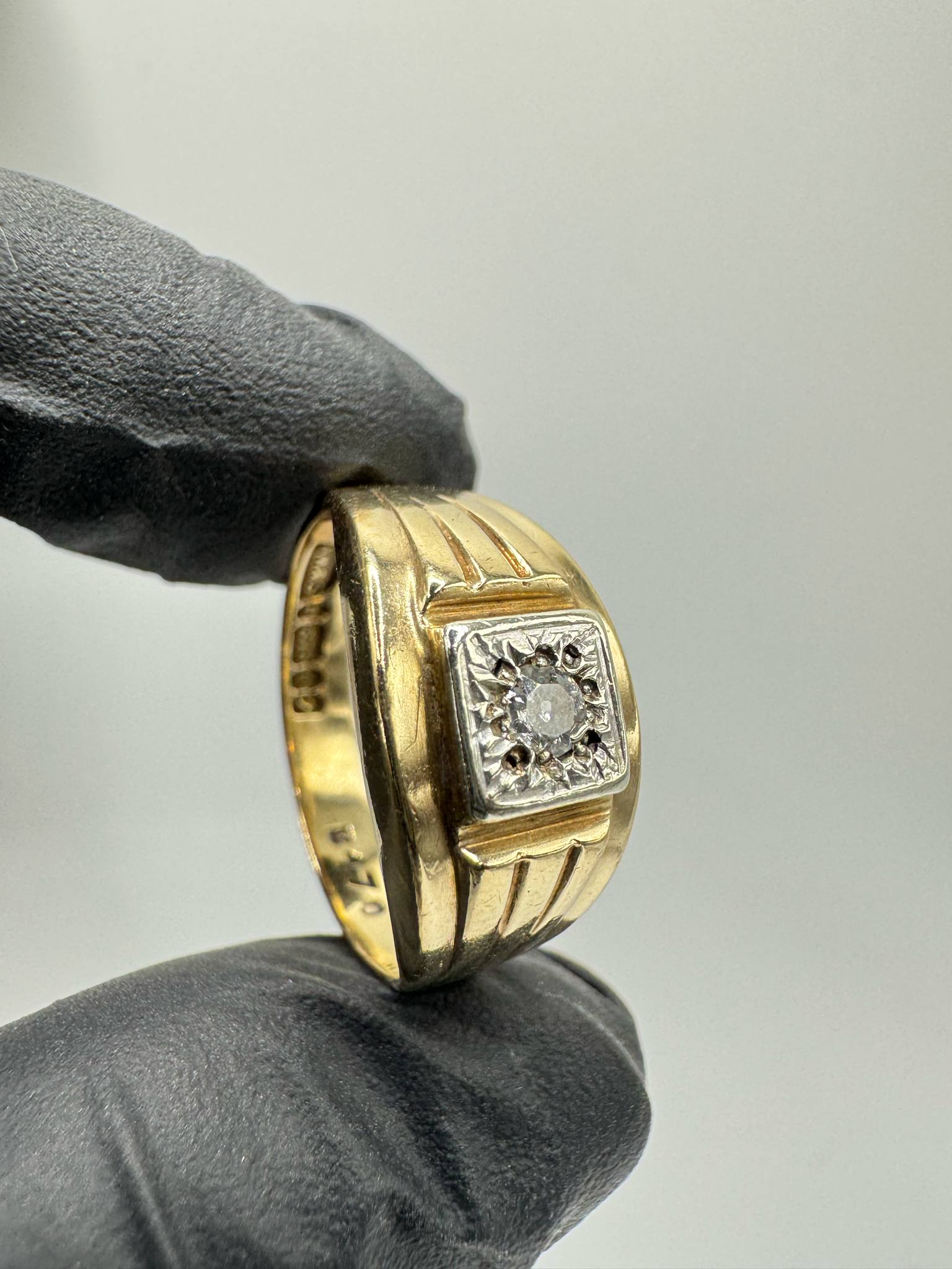 Used 9ct Swiss Cut Diamond Signet Ring - Own4Less